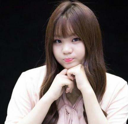 GFRIEND's Umji assures fans she is fine after leg injury