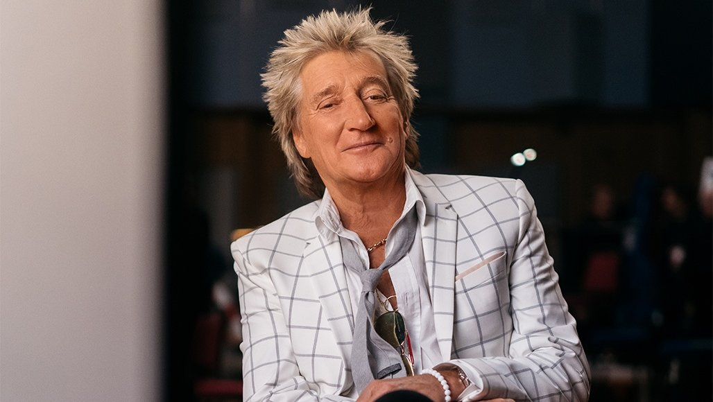 Rod Stewart creates history by becoming the oldest male solo artist to ...
