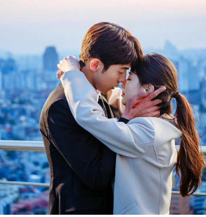 Bae Suzy Nam Joo Hyuk Wrap Up Filming For Start Up Pose For A Cozy Bae Suzy Nam Joo Hyuk Wrap Up Filming For Start Up Pose For A Cozy