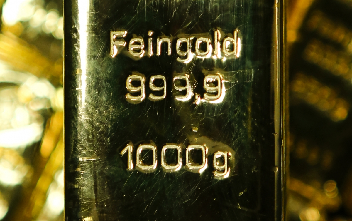 Gold Drops To 1 Month Low As Dollar Rallies On Fed Rate Hike View
