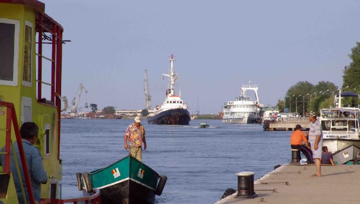 Russia Strikes Ukraine'S Danube Port as Kyiv Expands Drone Attacks ...