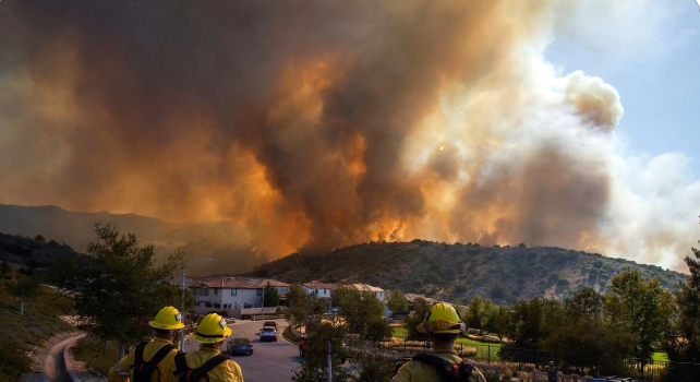 California Wildfire: Fleeing Families Caught in Traffic as Officials ...