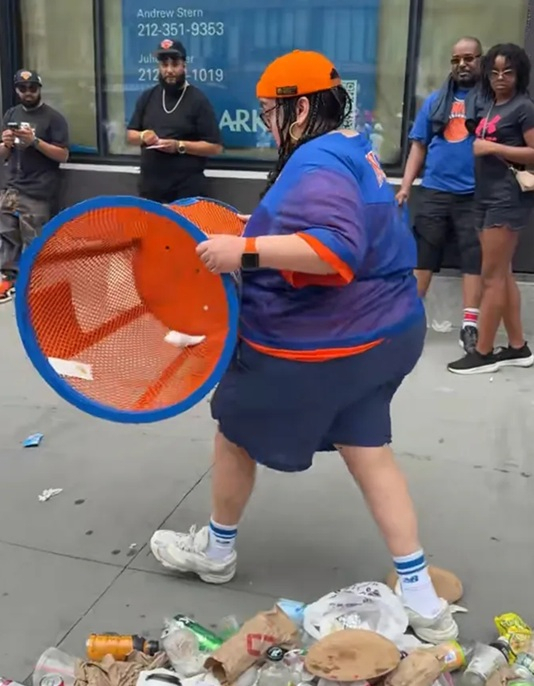 Who Is Angie Báez? New York Knicks Fan Who Emptied Trash Can a...